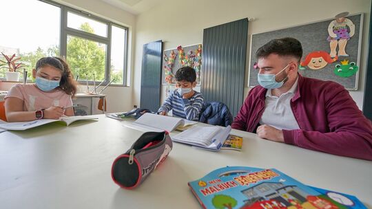 Corona-bedingt gibt es bei vielen Mädchen und Jungen Lernlücken ...