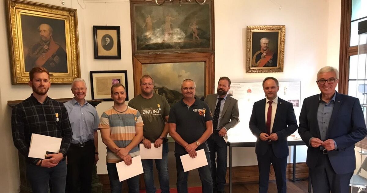 Minister Roger Lewentz überreicht Rettungsmedaille des Landes an Dustin ...