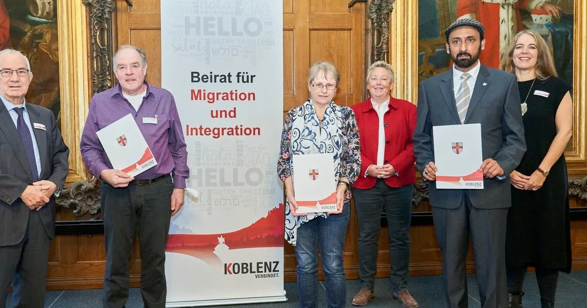 Ehrennadel für Martina Choukri, Heinz-Gerd Reis und Zafar Mehmood ...