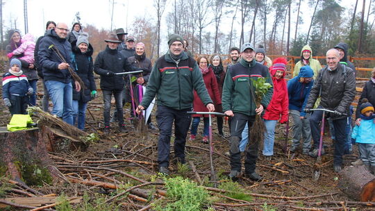 Gelungene Pflanzaktiondes WesterwälderChors Divertimento beiFluterschen : Chor Divertimento ganz ...