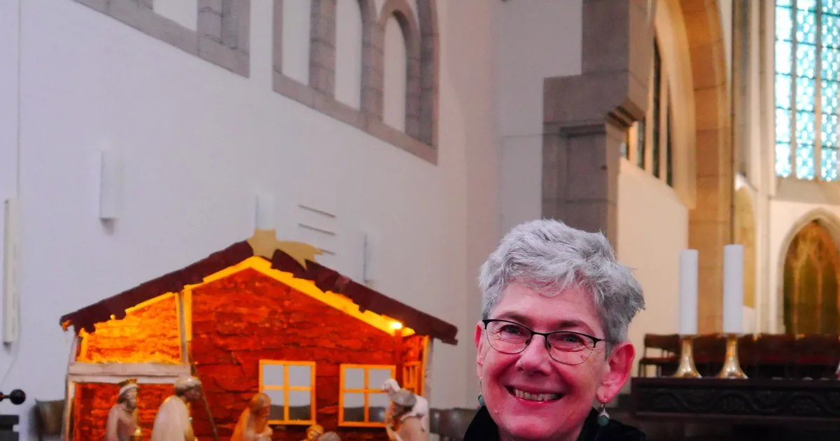 Dechant Thomas Darscheid und Pfarrerin Birgit Becker zeigen auf, was ...