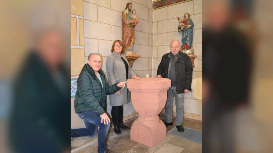 Hingucker in Hergenfelder Kirche St. Martin: Taufstein erstrahlt in neuem Glanz - Oeffentlicher ...