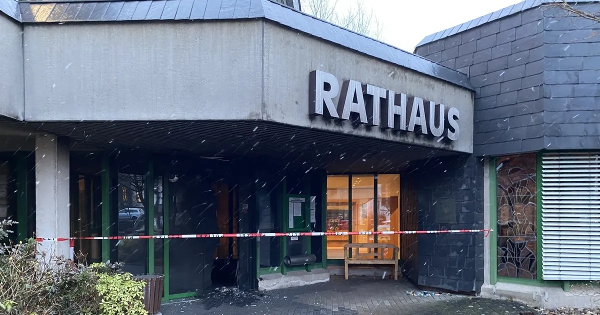 Feuer vor dem Rathaus in Altenkirchen: Alles spricht für einen Anschlag ...
