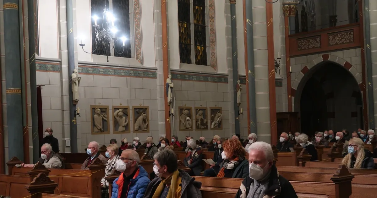 Christen stehen zusammen: Katholiken und Protestanten mit gemeinsamen ... Christen stehen zusammen: Katholiken und Protestanten mit gemeinsamen ...