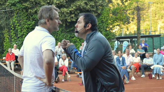 Mainzer Kammerspiele führen auf dem Platz das Stück "Extrawurst" über einen Tennisverein auf ...