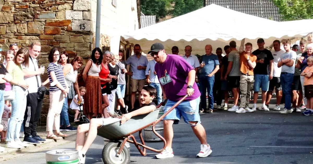 Kirmes in Galenberg: Schubkarrenrennen hat lange Tradition - Kreis ...