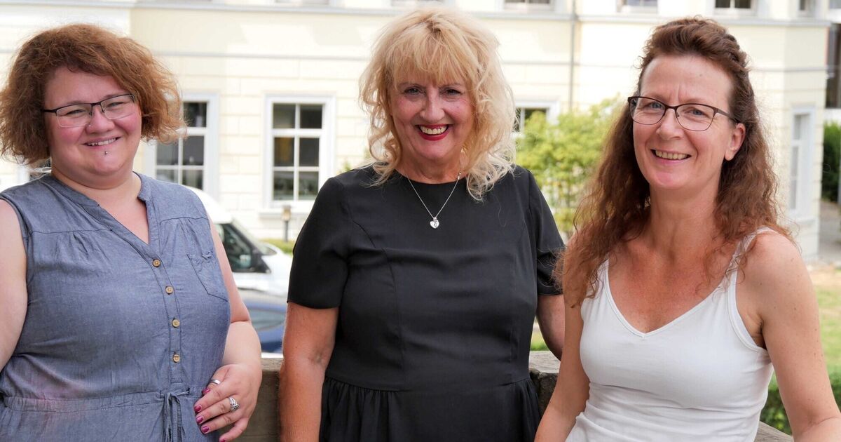 Der Helferstab und das Team von Arbeitsagentur und Jobcenter arbeitenin ...