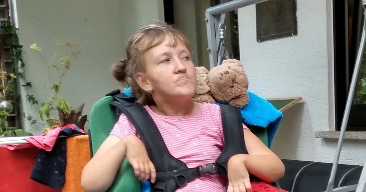 Die junge Frau muss ich zurzeit mit einem Kinderbuggy behelfen: Ukrainerin Olia braucht ...