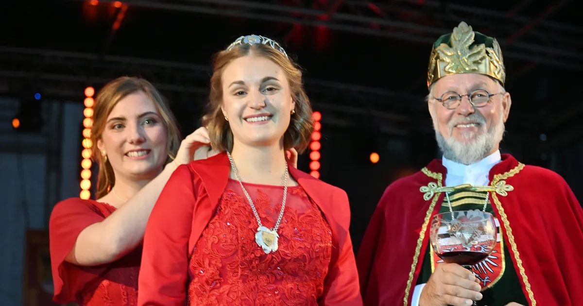Ausgelassen feierten auch viele junge Leute am Wochenende Weinfest in ...