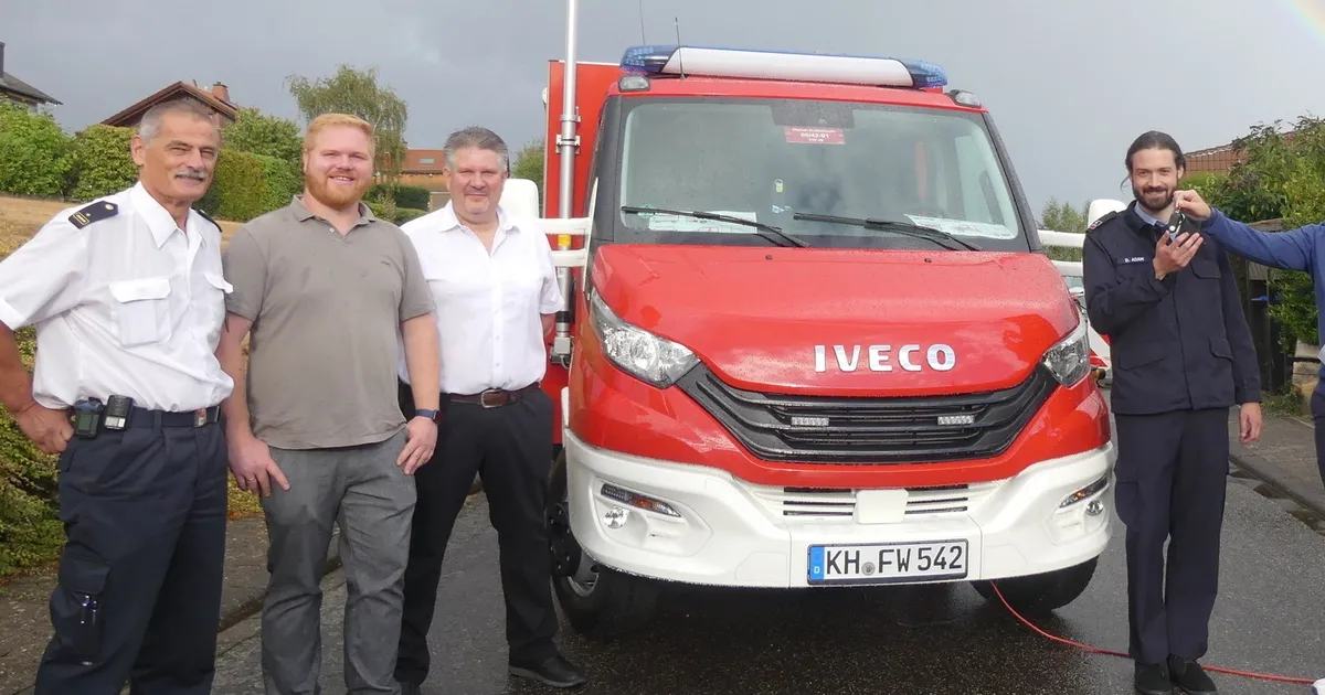 Schlüssel von VG-Chef Cyfka: Neues Einsatzfahrzeug für Eckenrother Wehr ...