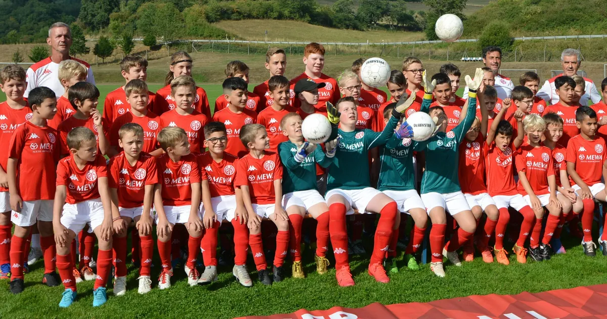 Kicken wie die Profis: Fußballschule von Mainz 05 unterstützt Ahrtal-Nachwuchs - Kreis Ahrweiler ...