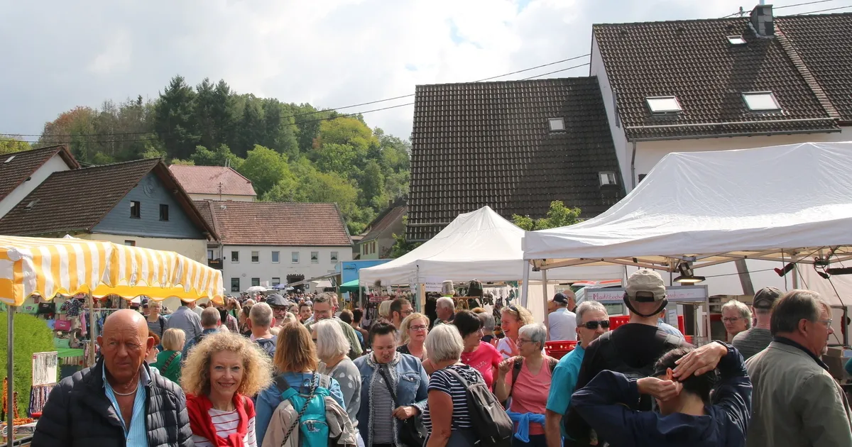 Hochbetrieb in Berglangenbach: Tausende kommen zum Bauernmarkt - Nahe ...