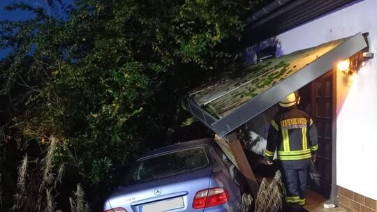 Ein 85-Jähriger verliert die Kontrolle: Auto prallt in Melsbach gegen Hauswand: Ein 85-Jähriger ...