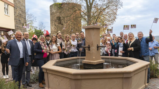 Dattenberg feiert seine Weinprinzessin: Kira Michels nach Wahl in der ...