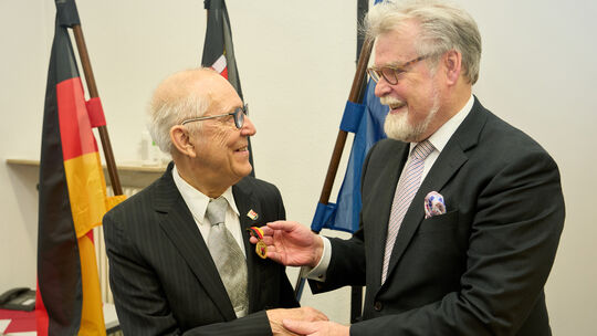 Landesverdienstmedaille für Arzt Albert Johannes Heuser: Trotz seines ...