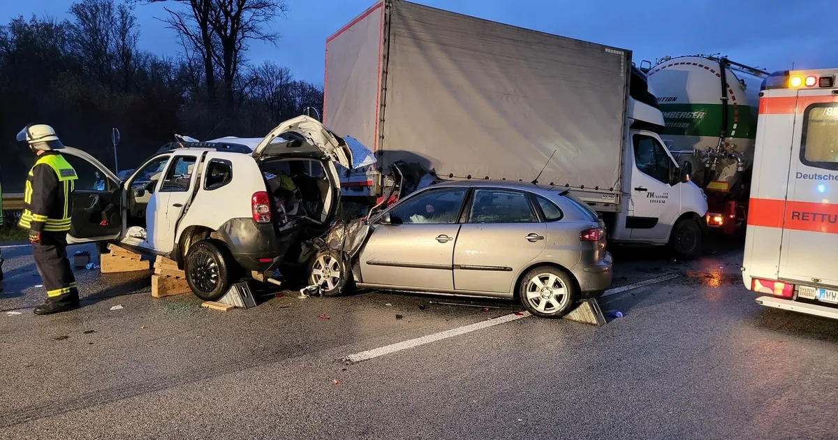 Schwerer Unfall auf der A 48 bei Montabaur: Mann fährt nahezu ungebremst auf Stauende auf – drei ...