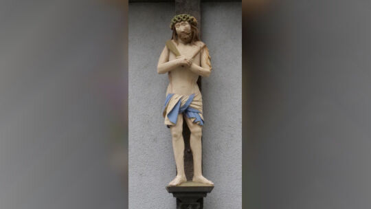 Schmerzensmann in der Andernacher Kirchstraße steht in einem größeren ...
