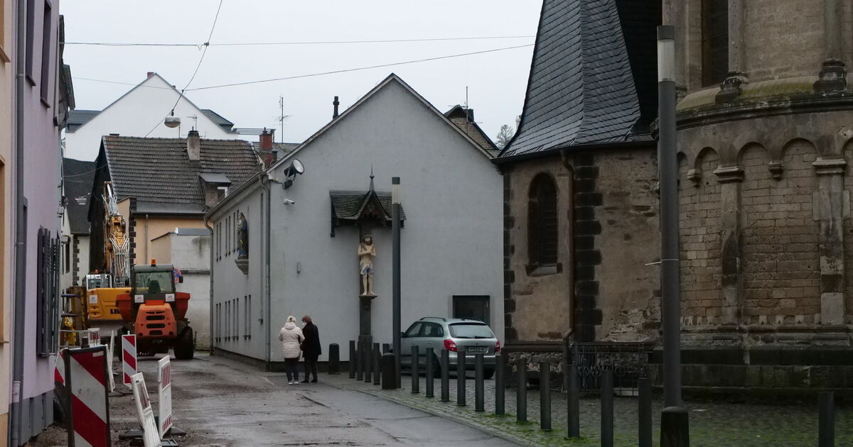 Schmerzensmann in der Andernacher Kirchstraße steht in einem größeren ...
