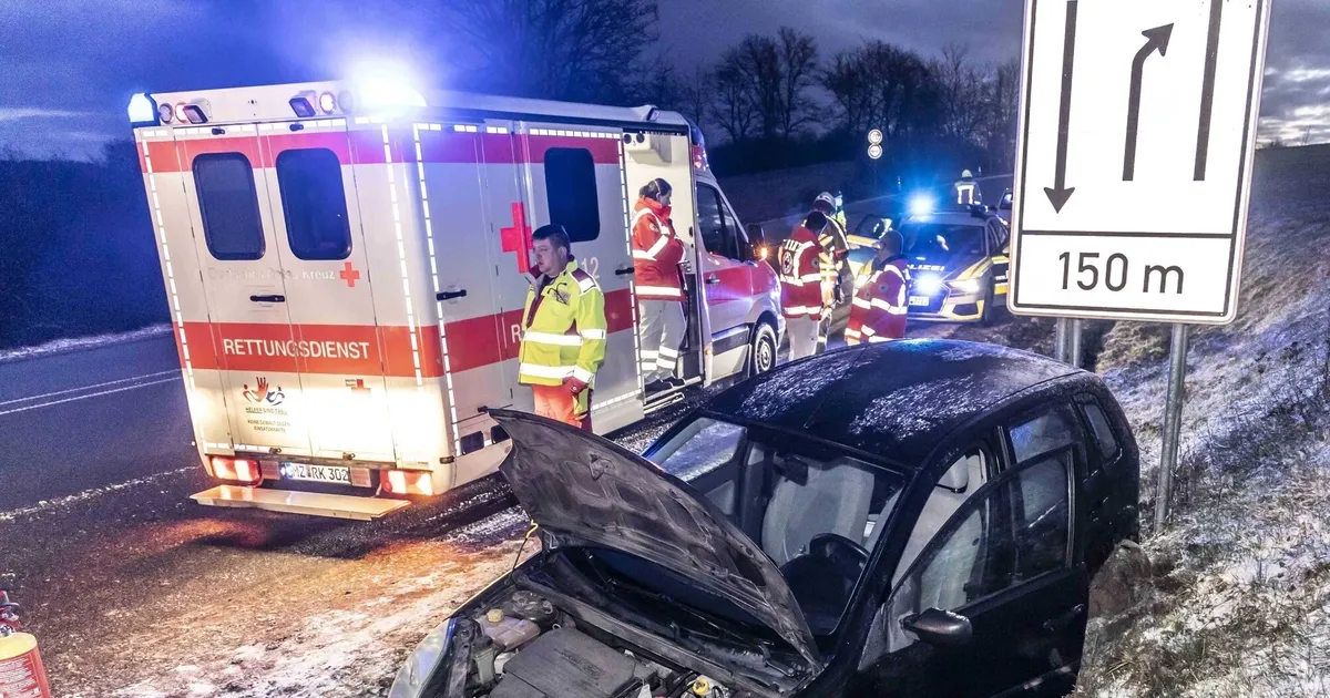 Unfall auf schneeglatter B 41 endet glimpflich: Bei Rötsweiler im Graben gelandet: Unfall auf ...