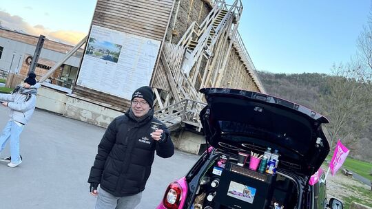 Heißer Kaffee im Flug: Peter Schelle schenkt seit Dezember 2022 im Kreuznacher Salinental aus ...