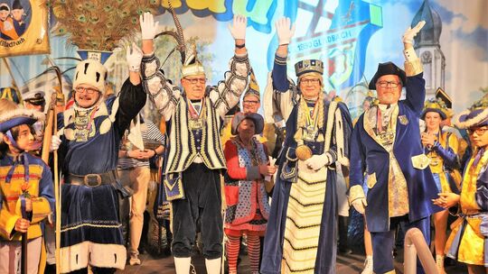 Karnevalisten brennen in der stimmungsvollen Narrhalla ein Feuerwerk ab ...