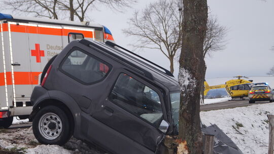 70-Jähriger kracht mit Jeep gegen Baum: Betrunkener 70-Jähriger kracht mit Auto gegen Baum ...