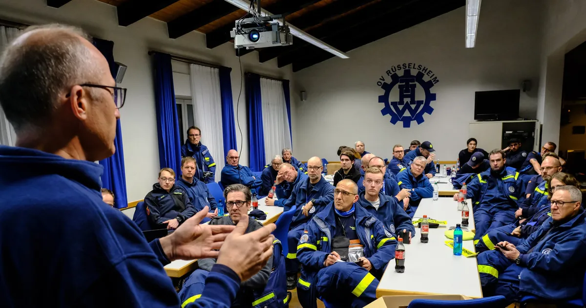 Stephan Heinz und sein Hund Minx suchen gemeinsam mit 50 weiteren THW-Kräften in der Türkei nach ...