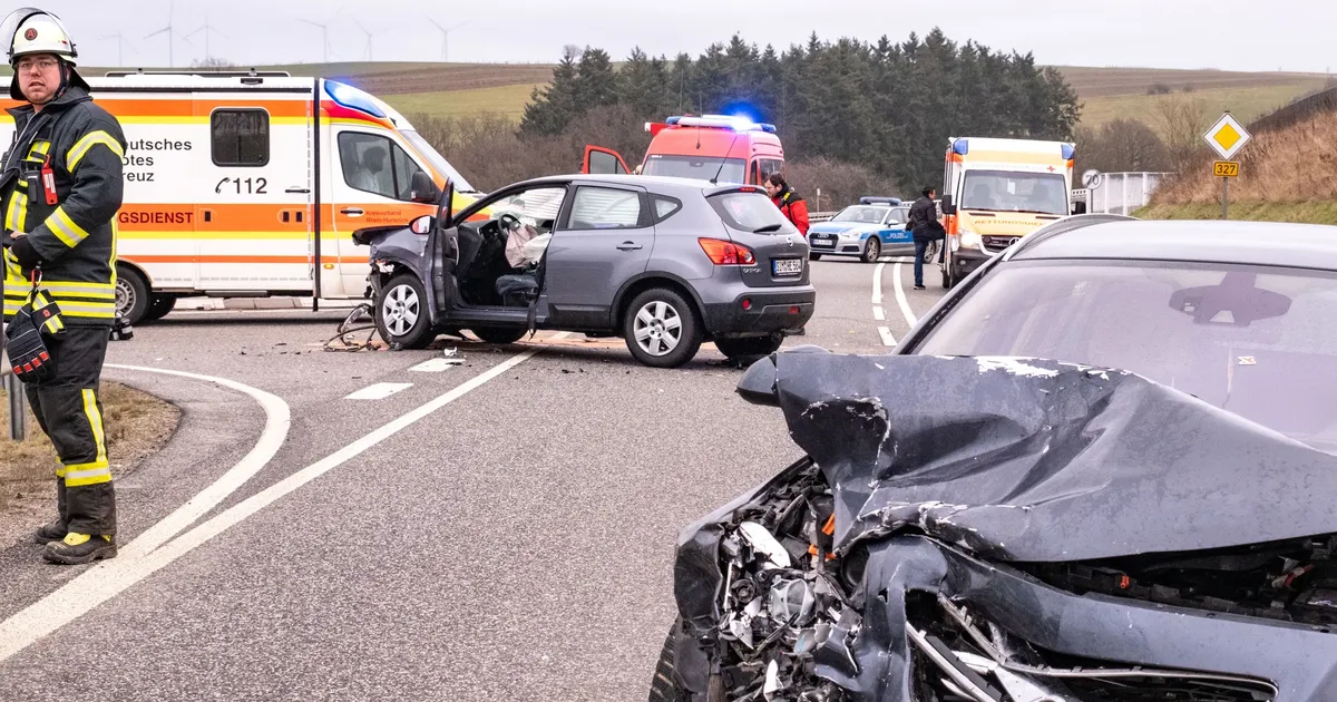 Unfall bei Kastellaun: Vier Schwerverletzte durch Missachtung der Vorfahrt - Rhein-Hunsrück ...