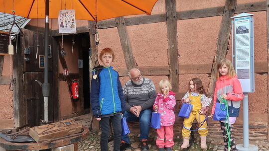 Nestsuche an Häusern - Bäcker Manfred Faber und Schmied Volker Priewe ...