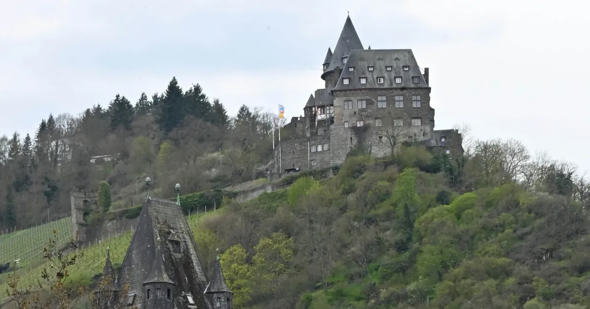 Künstlerin Liesel Metten fertigt mit Schülern aus Nieder-Olm vier ...