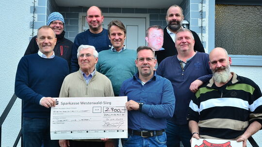 Boomer Kameraden 09 unterstützen HELFT UNS LEBEN: 2900 Euro für HELFT ...
