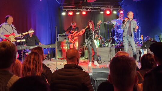 Benefizkonzert mit Stout, Badeverbot und Band No 10 bildete Auftakt für Neustart : Volles Haus ...