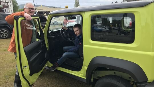 Automobilsalon bleibt ein Publikumsmagnet - Kühler Samstag und ...