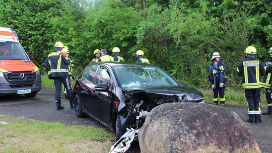 Wagen prallt frontal gegen einen großen Stein : Bei Unfall in Pünderich: Frau und zwei kleine ...