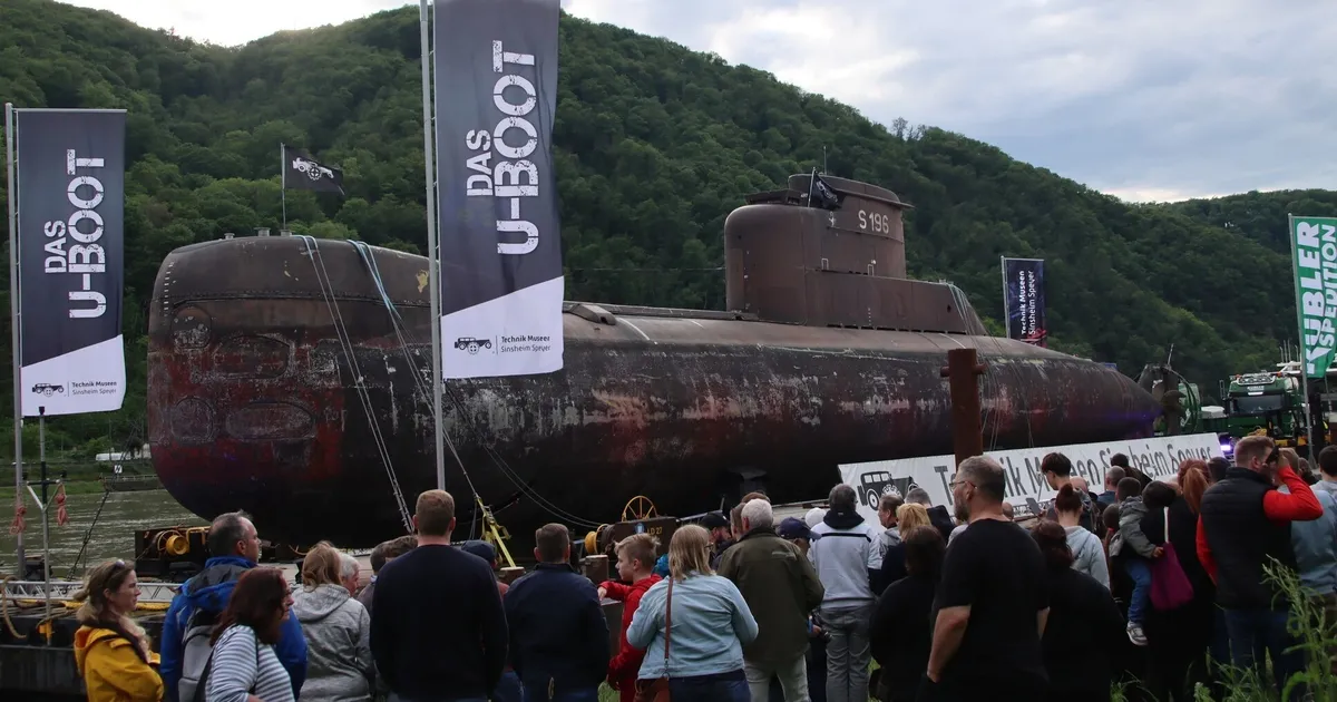 Spektakel in Lahnstein: Spektakel am Rhein: U-Boot lockt Tausende ...