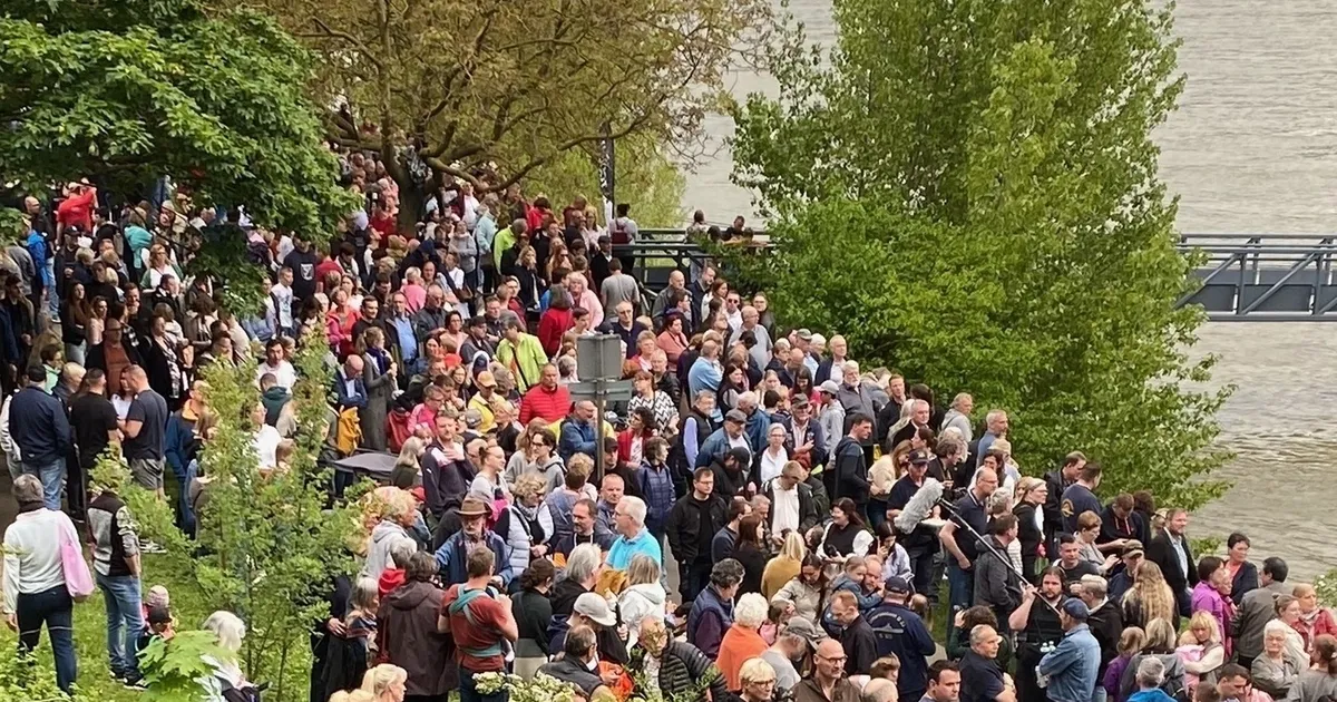 Ponton wird zum Publikumsmagnet: U-Boot sorgt für Volksfeststimmung in ...