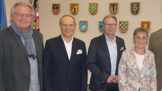 Bürgermeister Markus Lüttger zeichnete Persönlichkeiten aus, die sich ...