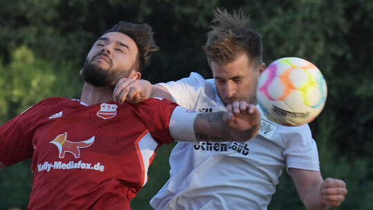 Tim Risch zirkelt die Spvgg Nahbollenbach aus 45 Metern in die ...