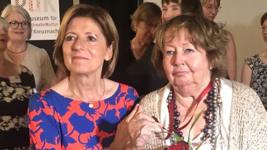 Premiere in Bad Kreuznach: Helga Baumann mit neuem Emma-Ihrer-Preis ...