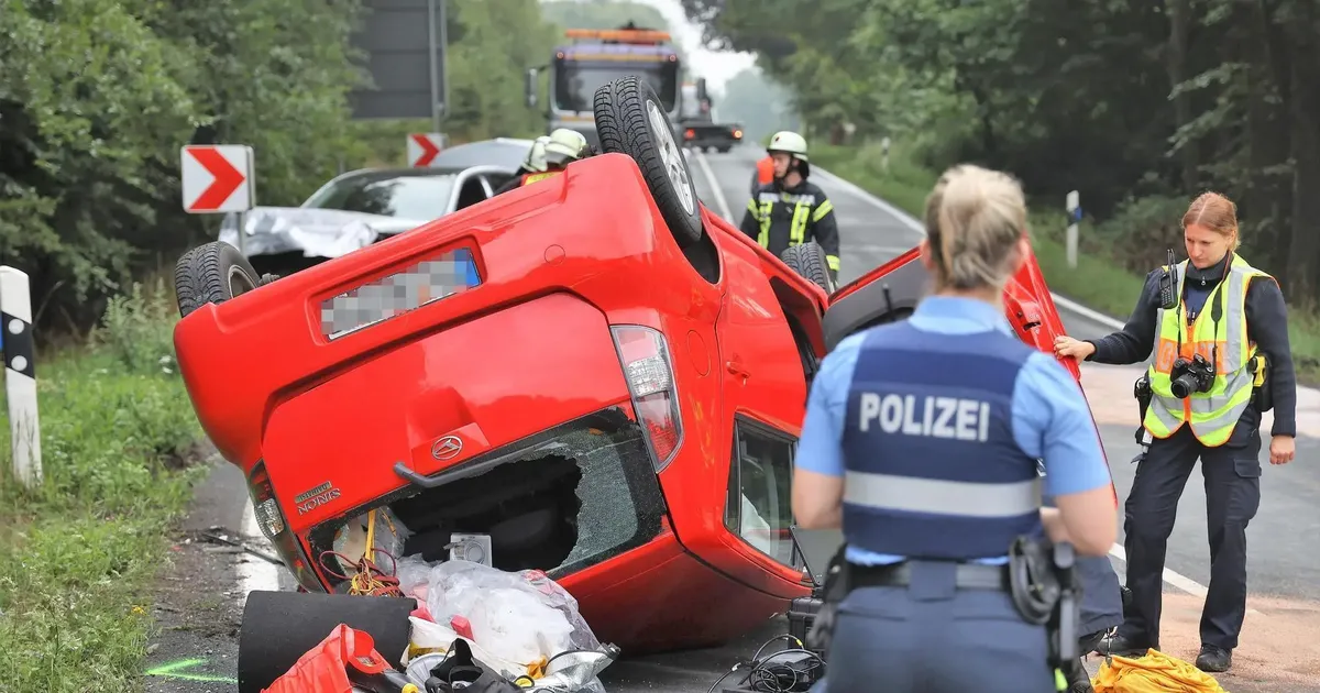 Kollision mit Gegenverkehr kurz vor Straßenhaus: 26-Jähriger stirbt bei ...