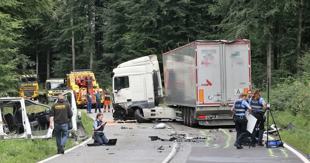 B256 bei Straßenhaus voll gesperrt: Großeinsatz nach schwerem ...
