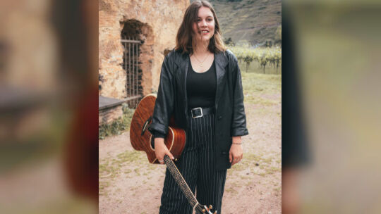 23-Jährige aus Ediger-Eller nimmt mit eigenem Song an Wettbewerb teil ...