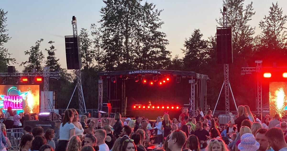 Flammenwerfer, Lasershow, Partyschlager: Tausende Besucher feiern bei ...