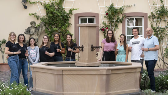 Neue Weinmajestät von Dattenberg im Amt: Christina I. grüßt das Dorf - Kreis Neuwied - Rhein-Zeitung