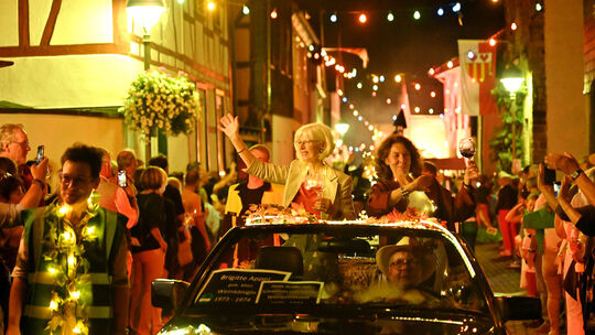 Umzug als stimmungsvoller Ausklang des dreitägigen Weinfestes: 10 000 ...