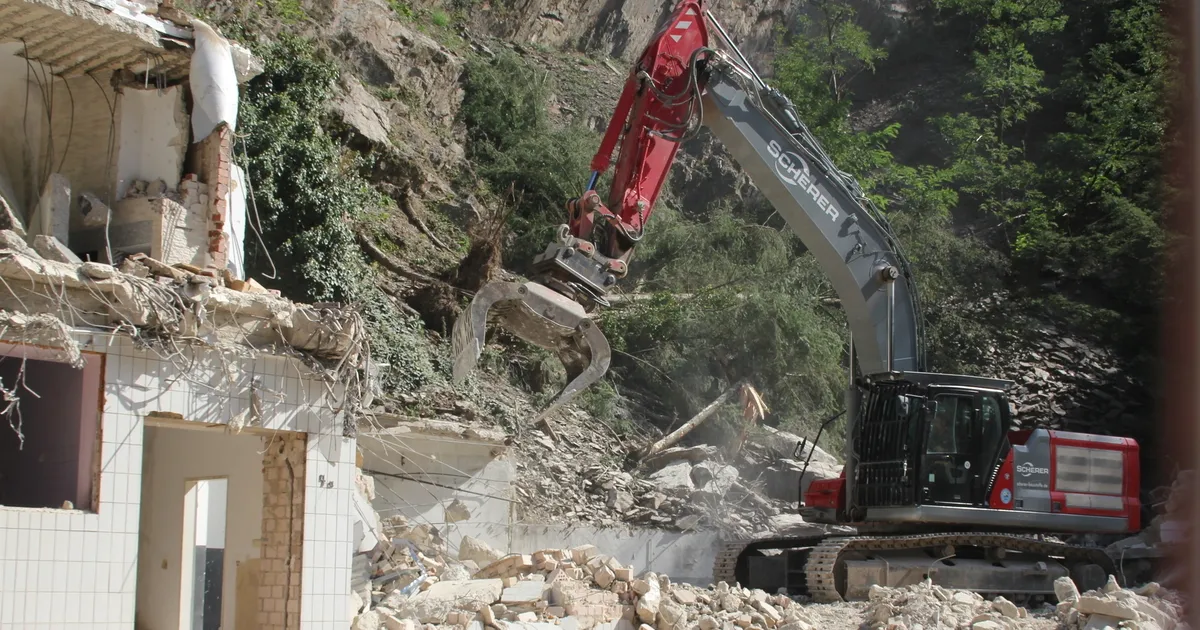Verkehr wird einspurig über Ampelschaltung geregelt: Nach Hangrutsch in Bad Bertrich: Tankstelle ...