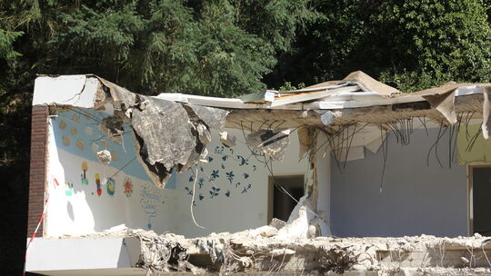 Verkehr wird einspurig über Ampelschaltung geregelt: Nach Hangrutsch in Bad Bertrich: Tankstelle ...