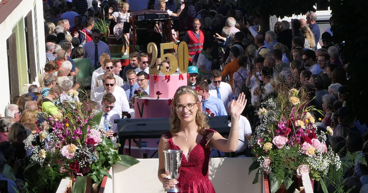 Teilnehmer des Winzerumzugs in Dernau verbreiten pure Lebensfreude ...