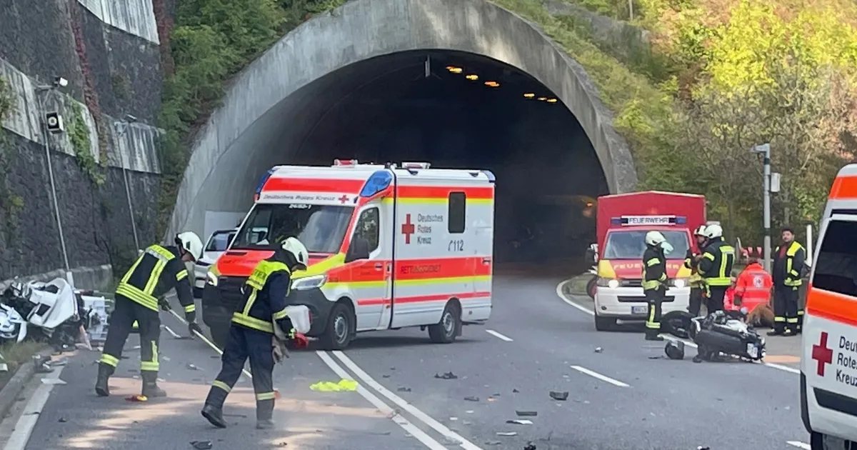 B 257 war gesperrt: Zwei Schwerverletzte: Unfall zwischen den zwei Tunneln auf der B 257 bei ...