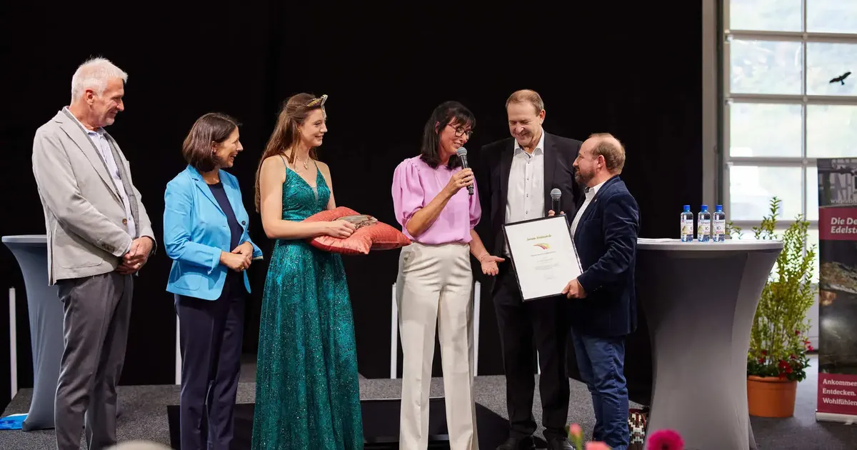 Internationale Edelsteinmesse von Wirtschaftsministerin Daniela Schmitt ...